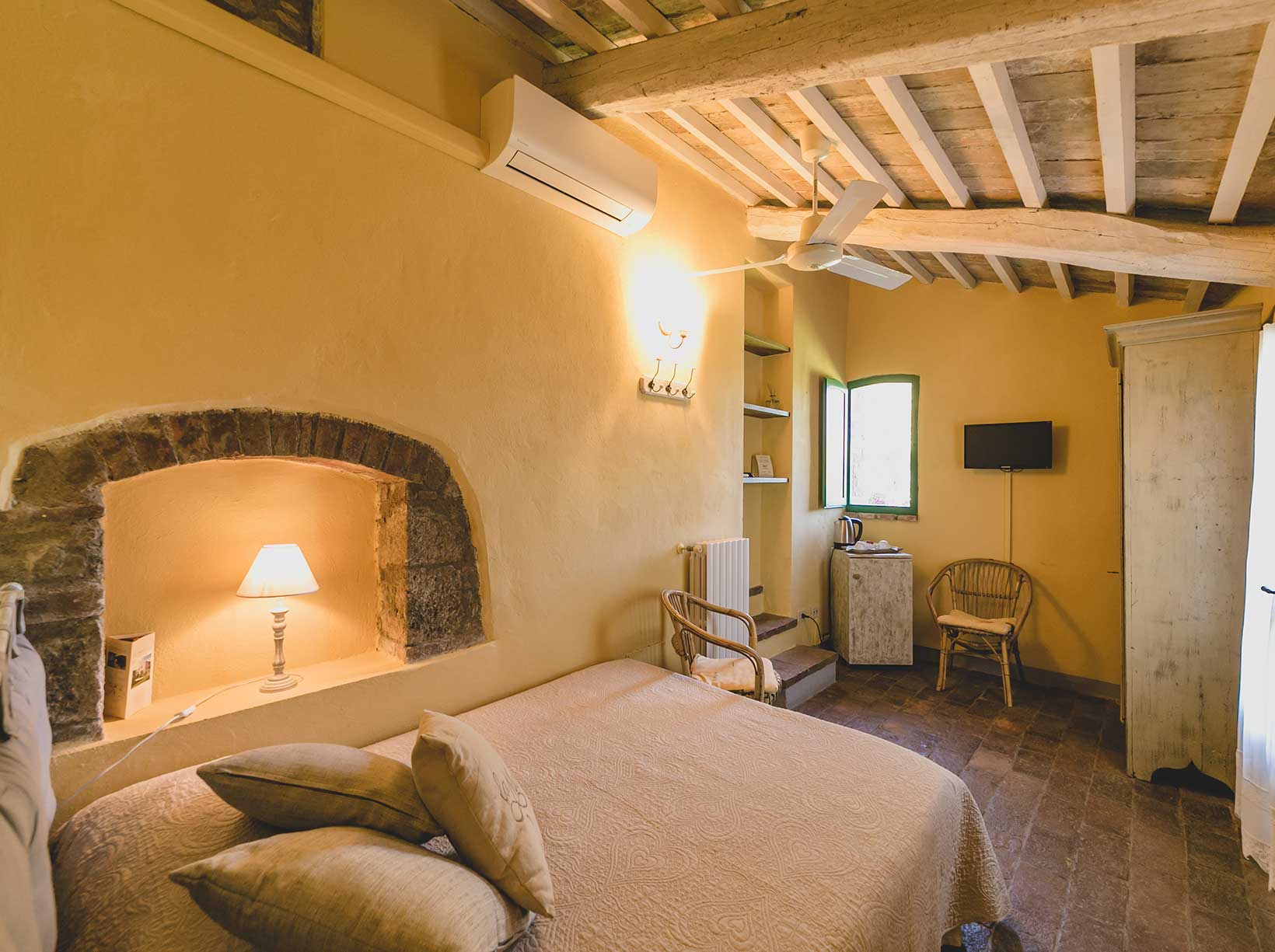 Camera matrimoniale piccola con letto alla francese - Relais La Mortella